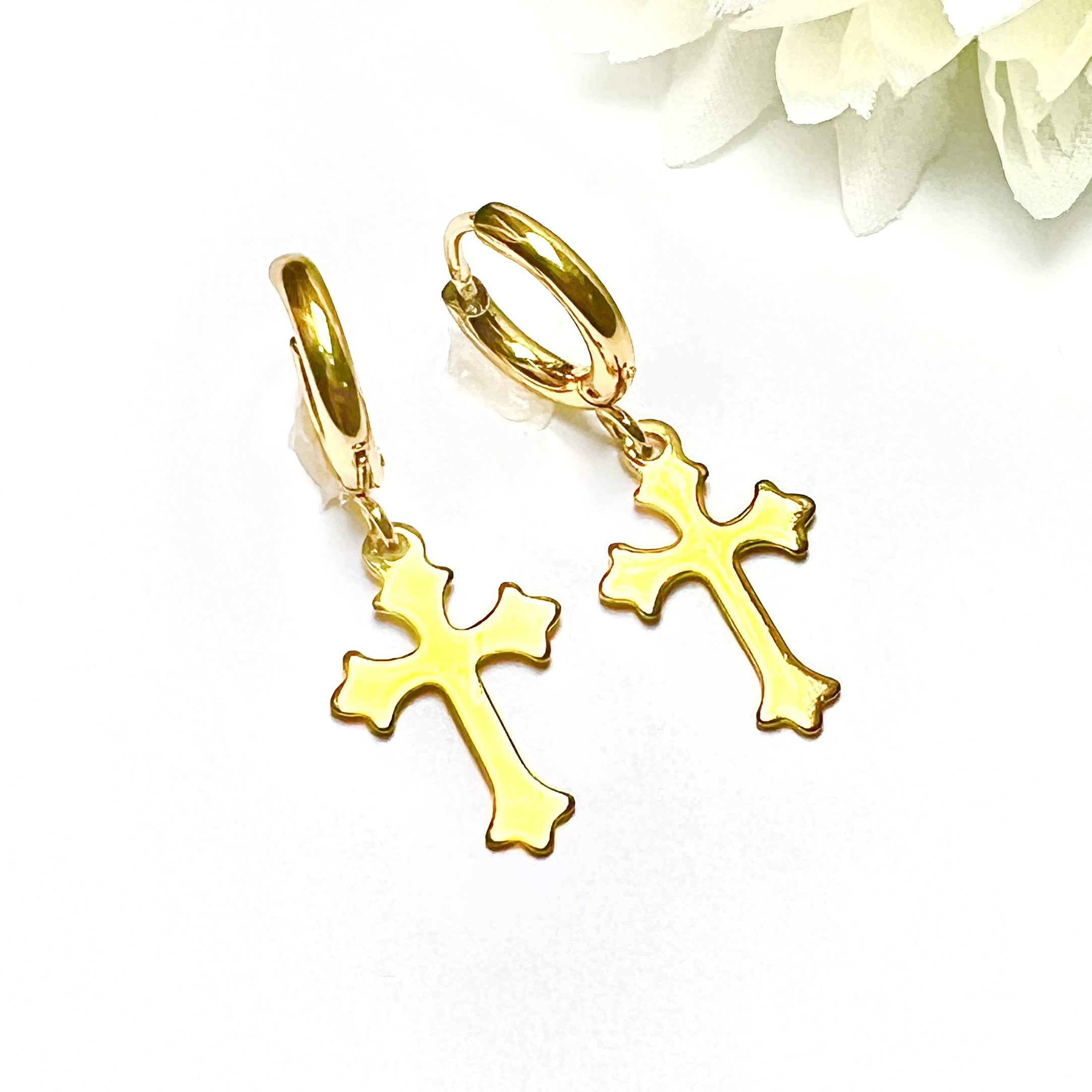 Aretes Colgantes con Cruz Multicolor de Acero con Baño de Oro 18K ...