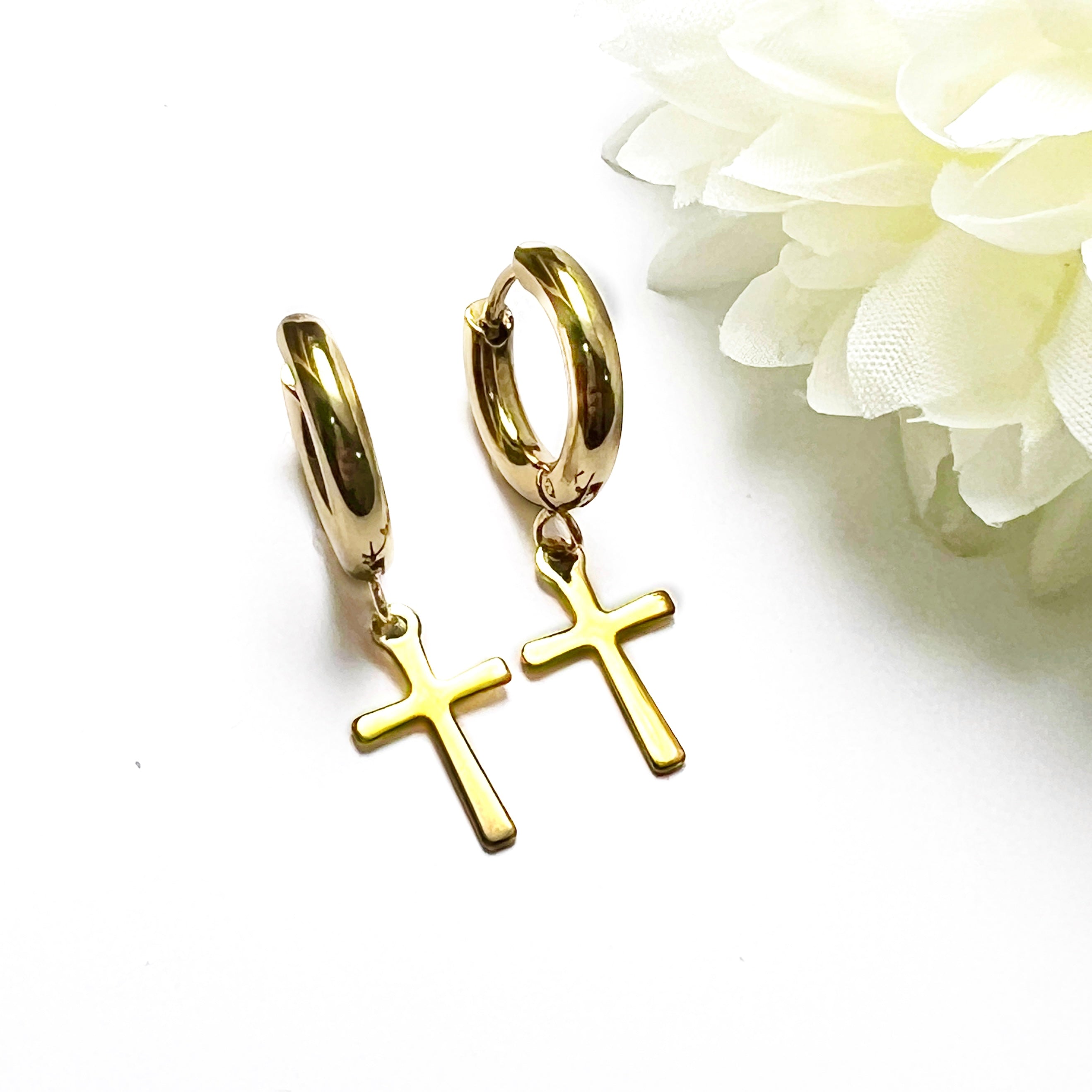 Aretes Colgantes con Cruz Multicolor de Acero con Baño de Oro 18K ...