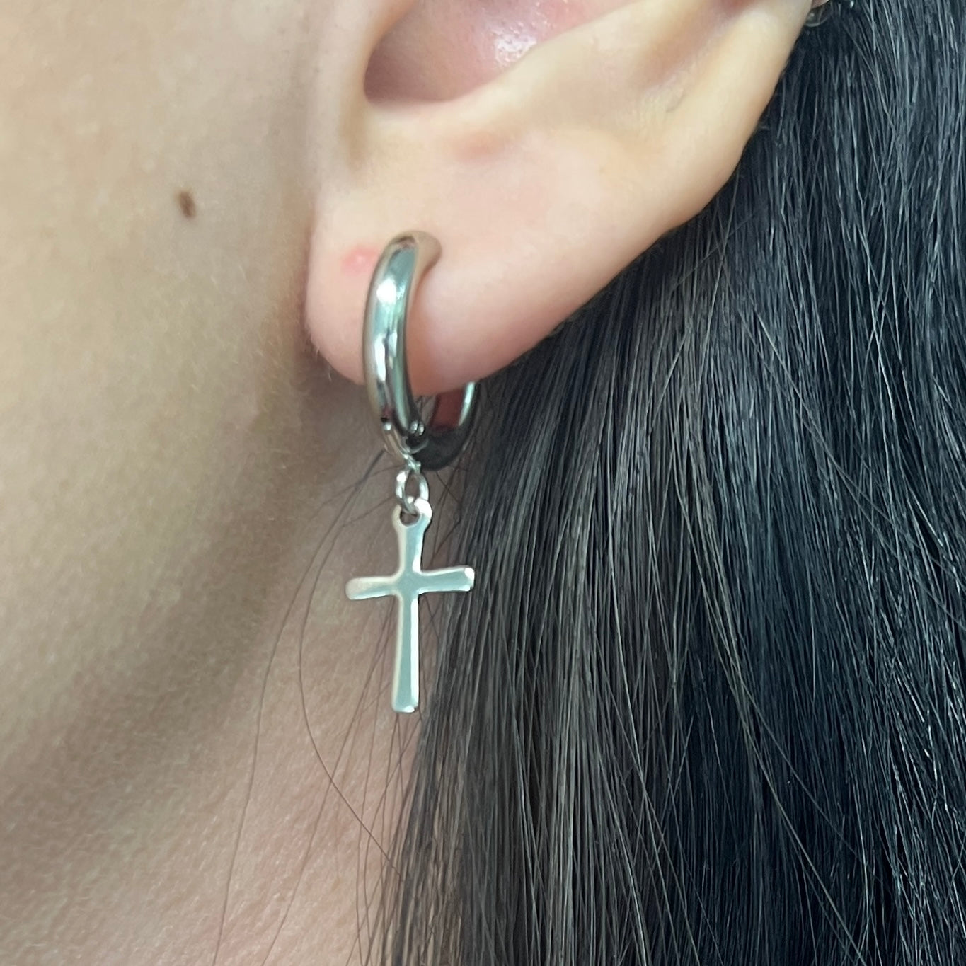 Aretes Colgantes con Cruz Multicolor de Acero con Baño de Oro 18K ...