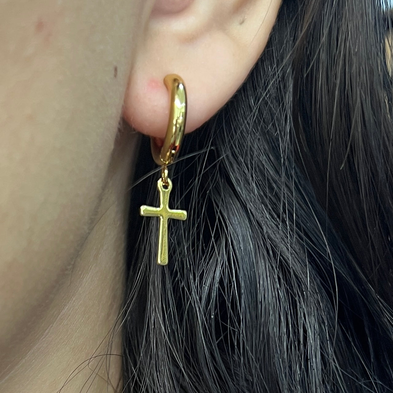 Aretes Colgantes con Cruz Multicolor de Acero con Baño de Oro 18K ...