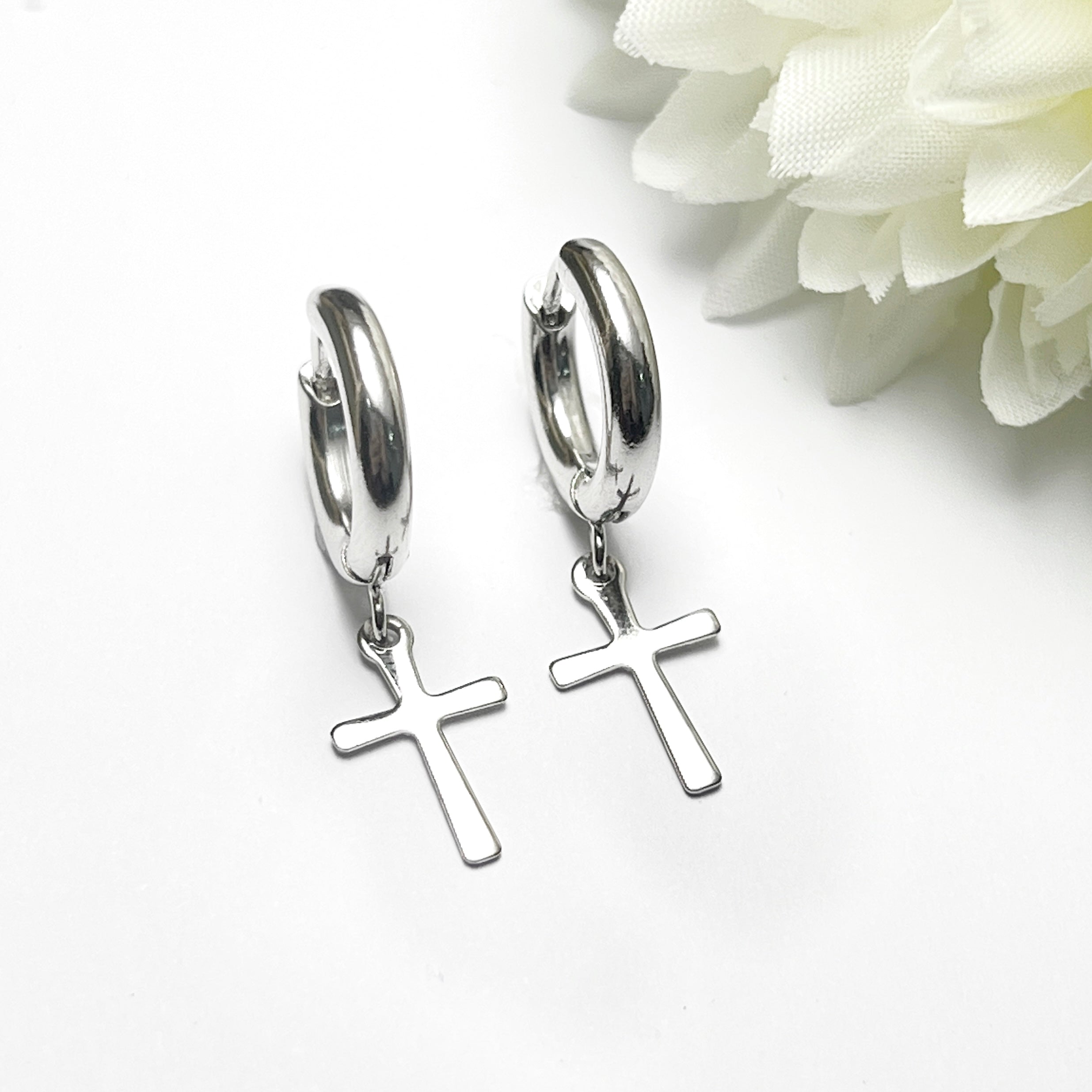 Aretes Colgantes con Cruz Multicolor de Acero con Baño de Oro 18K ...